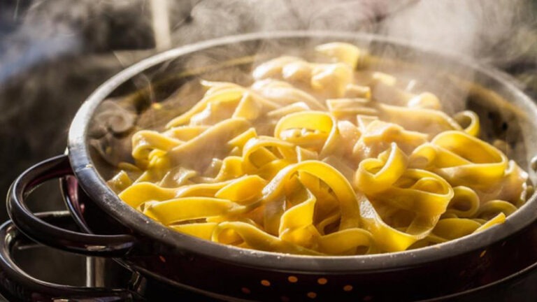 Cocer fideos | Alimentación | Mujer con salud